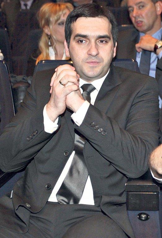 BAHATO: Nikolićev prijatelj sedi u osam fotelja! | Kurir