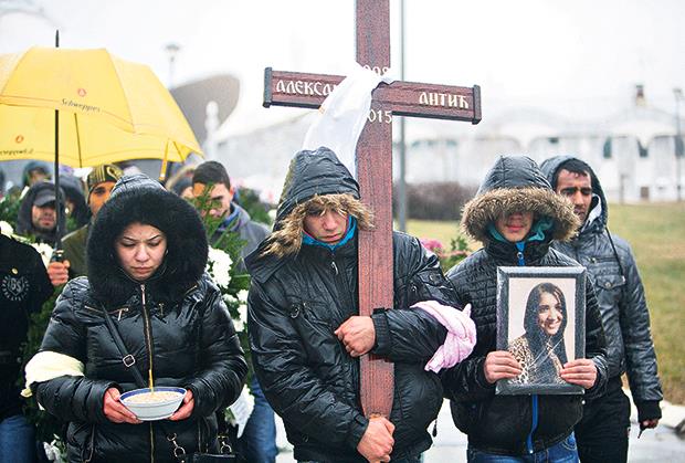 SAHRANJENA ŽRTVA S MEDAKA: Sandra, sine, zašto su te ubili | Kurir