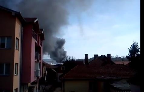 (VIDEO) VELIKI POŽAR U KG: Iz Zastave reomat kulja dim | Kurir