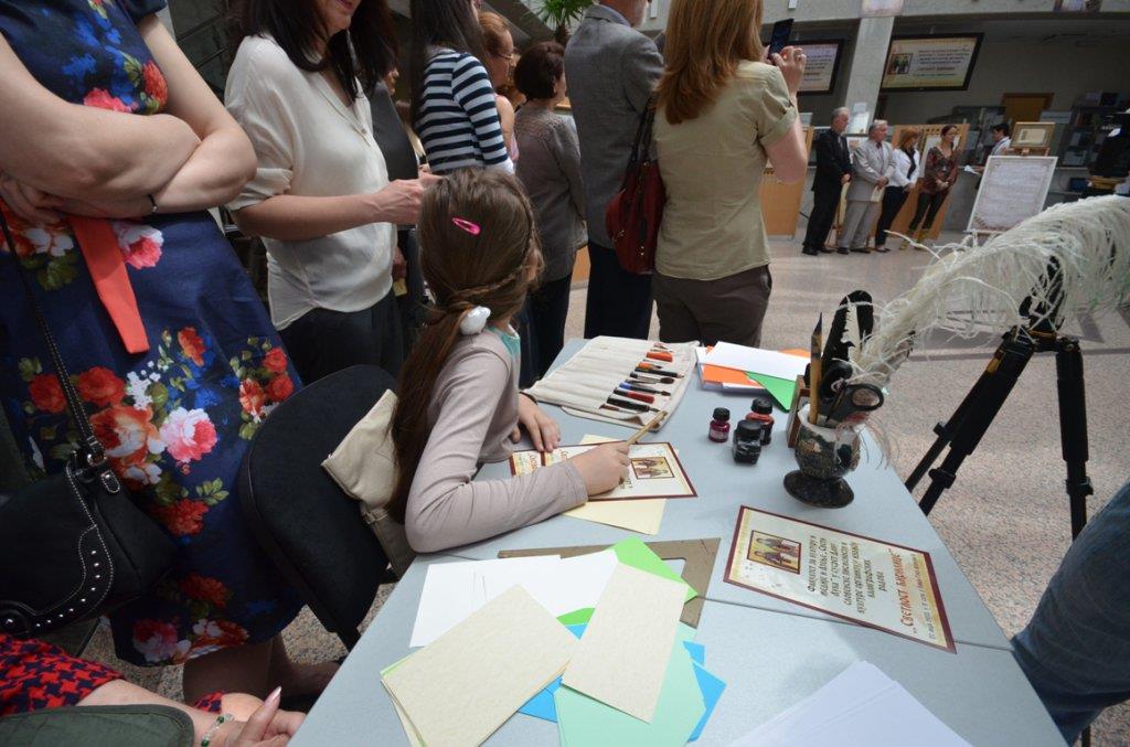 STUDENTI NA DELU: Pogledajte izložbu kaligrafskih radova | Kurir