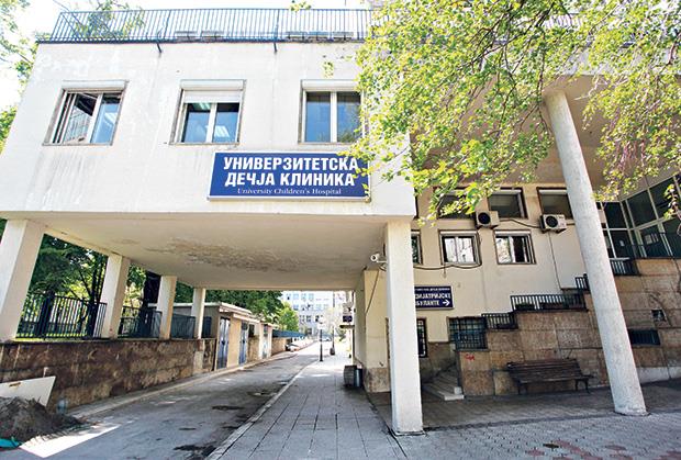 PRETI ZARAZA U TIRŠOVOJ: Čistačice deci nose hranu i odnose leševe! | Kurir