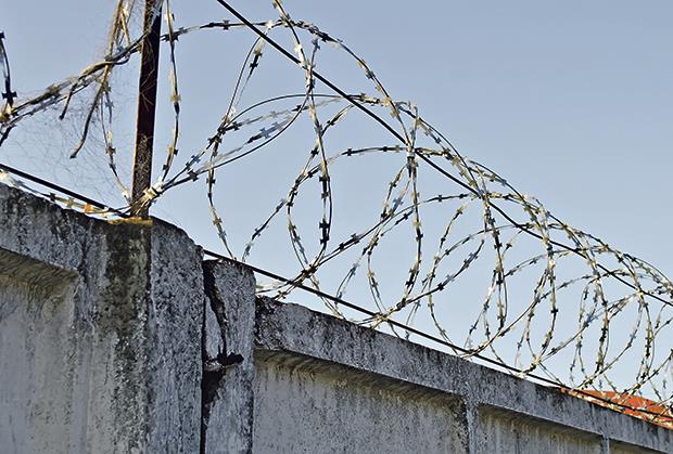 NEMA OBRAZA: Kolinda letuje u logoru Lora, gde su ubijali Srbe! | Kurir