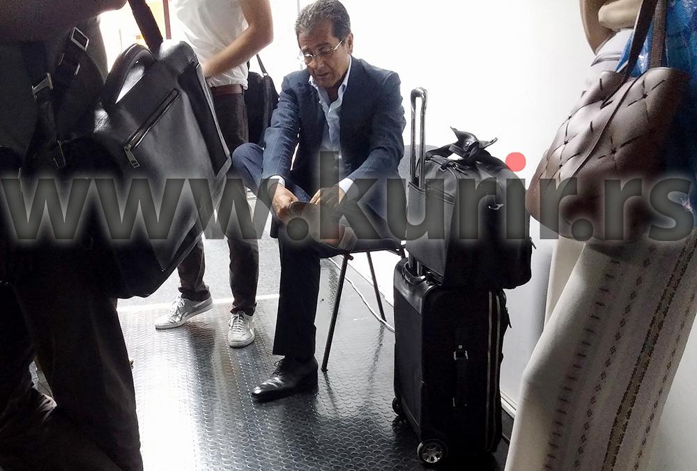 KURIR TV: Pogledajte kako su Bebu Popovića izuli iz cipela na aerodromu ...