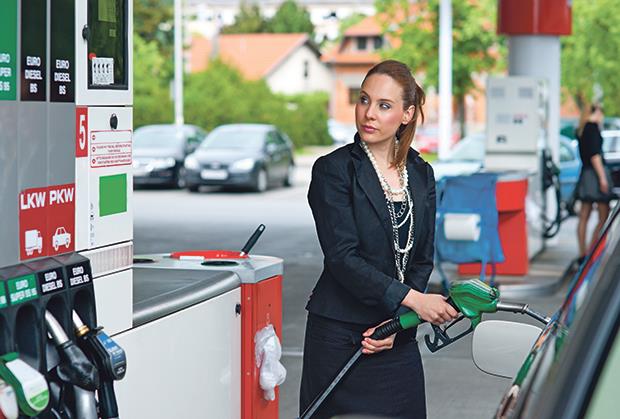 NAFTA POSKUPELA ZA 15%, SUTRA NOVE CENE GORIVA U SRBIJI: Uz ovih 5 caka ...