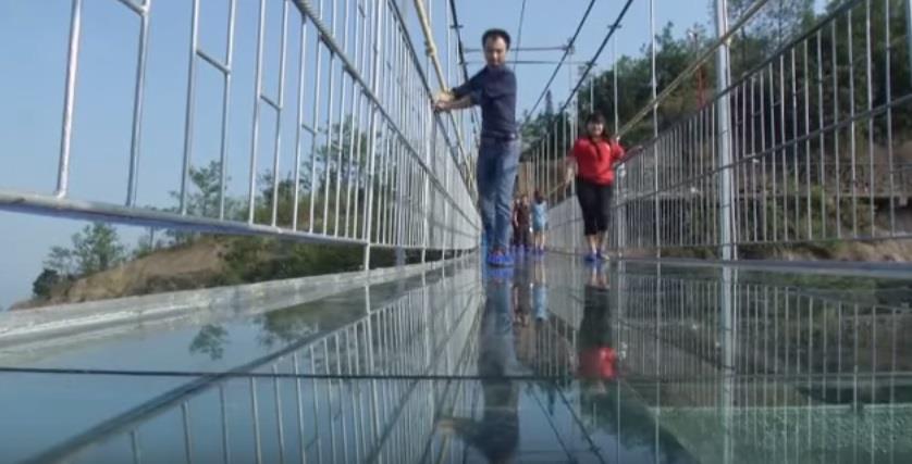 UŽAS NA 1.000 METARA: Kineski stakleni most počeo da puca, turisti ...