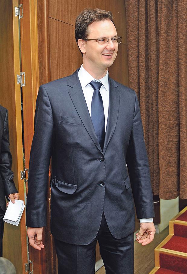 LICEMERNO: Ministar Verbić rekorder, zaposlio 1.800 ljudi | Kurir