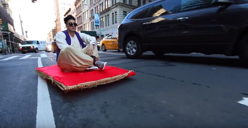 (VIDEO) A GDE JE DUH IZ LAMPE: Aladin leteo ulicama Njujorka! | Kurir