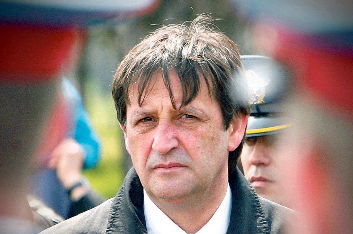 MINISTAR NA KOLENIMA: Prostak Gašić izbačen iz Vlade! | Kurir