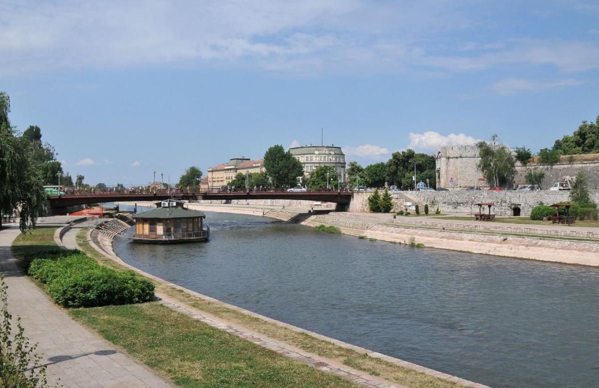 NIŠKI GROBARI I DALJE SPAVAJU U KAPELI: Očajnim radnicima gradonačelnik ...