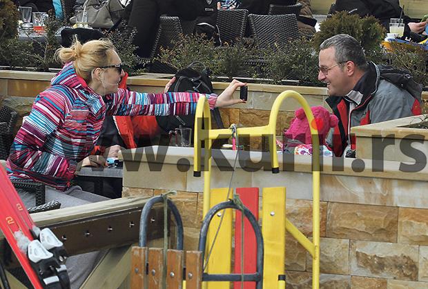 PAPARACO: Ana Pendić slika ćerku, Gru sa sinom vozi bord! | Kurir