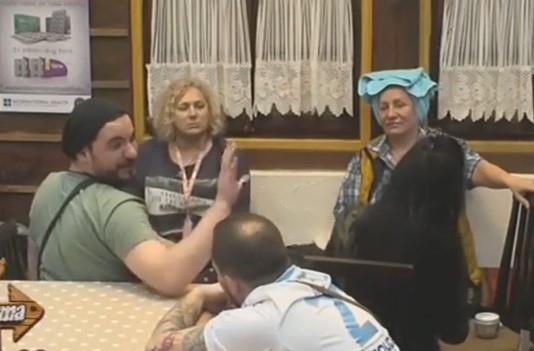 (VIDEO) FARMERI SE USMRDELI: Ne kupaju se, a evo i ko smrdi kao tvor ...