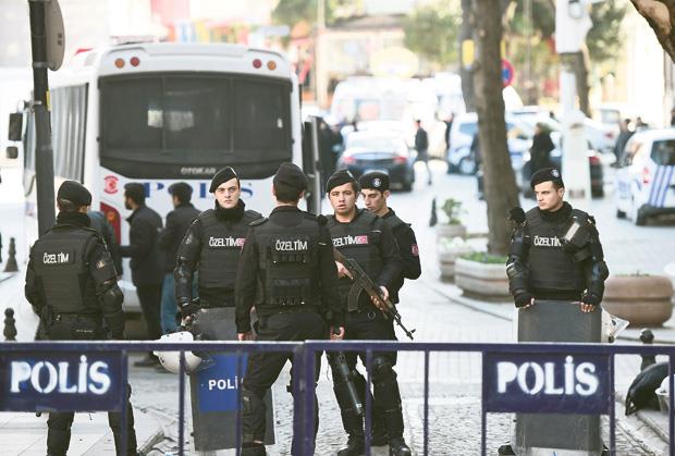 Pucnjava ispred suda u Istanbulu, napadači ubijeni a petoro ranjeno | Kurir