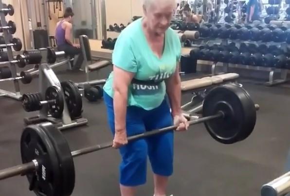 (VIDEO) SUPER BAKA: Ima 78 godina i diže tegove teške 100 kilograma kao ...
