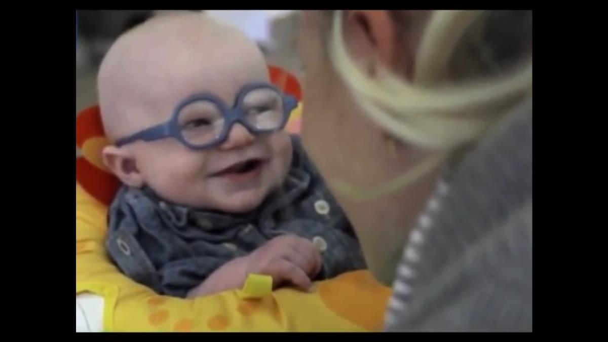 Video Osmeh Koji Topi Srce Pogledajte Kako Je Reagovao Kad Je Prvi Put Ugledao Svoju Majku