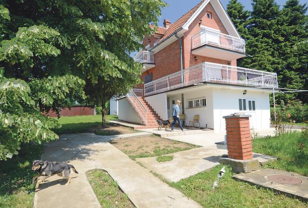 LUKSUZNU KUĆU DAJE BESPLATNO: Uslov briga o tri psa i devet mačaka | Kurir