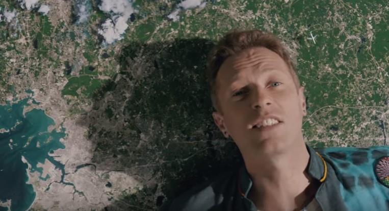 KRIS MARTIN SE IZLEŽAVA PO BALKANU: Novi spot Koldpleja otkriva nešto ...