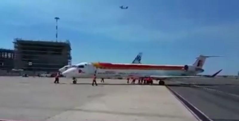 (VIDEO) BIZARNA SCENA: Aerodromski radnici pogurali 36 tona težak avion ...