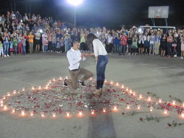 ROMANTIKU JOŠ NIJE UMRLA: Ova fotografija je danas raznežila celu BiH ...
