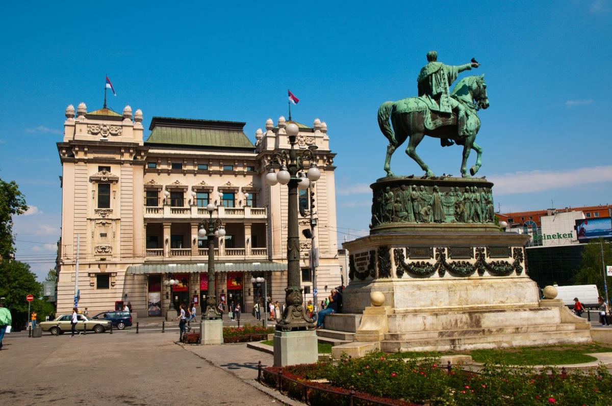 HOLANĐANIN RASPAMEĆEN SRBIJOM: Ovde su svi Tesle, ali ih ubija promaja ...