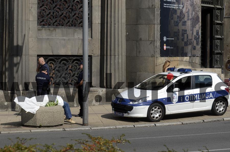 SMRT U CENTRU BEOGRADA: Muškarac preminuo ispred Istorijskog muzeja | Kurir