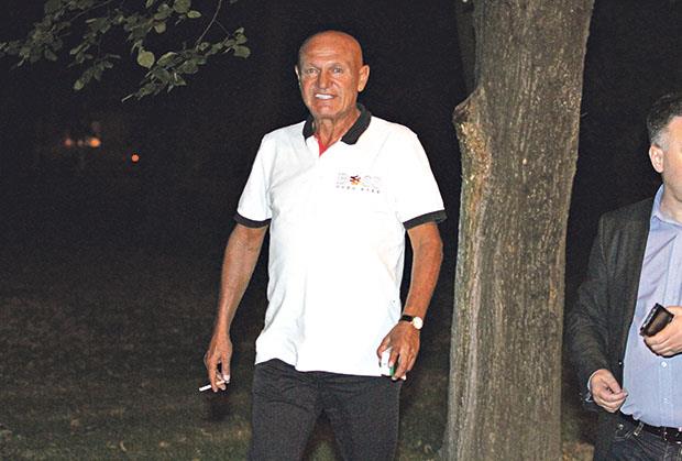 BROJAO ŠUŠKE: Šaban Šaulić kod Bate Gašića uzeo 9.500 evra | Kurir