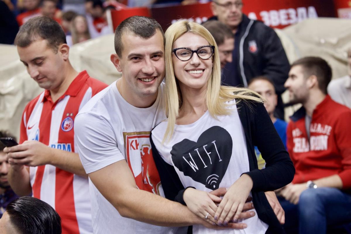 NAVIJAČ ZVEZDE ZAPROSIO DEVOJKU U ARENI: Rekao DA pred više od 16.000 delija na utakmici | Kurir