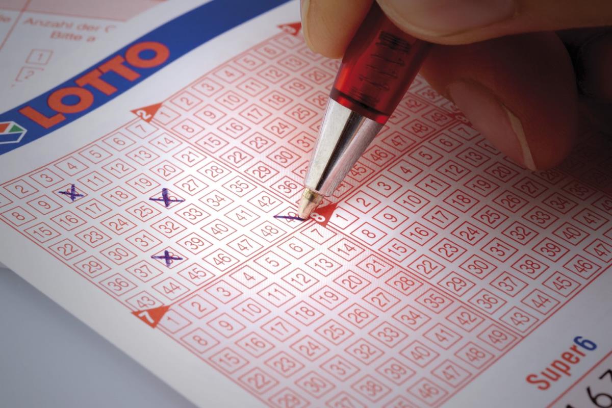 Žena pronašla stari LOTO LISTIĆ i shvatila da je osvojila bogatstvo pre ...