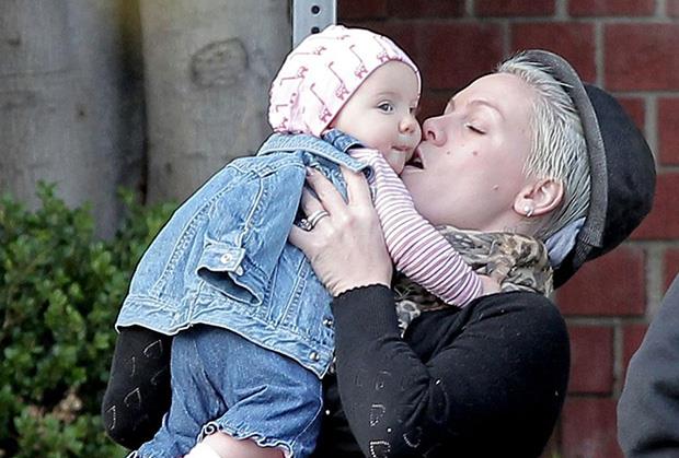 (FOTO) PINK ŠOKIRALA FANOVE: Pevačica objavila fotku na kojoj PLANINARI ...