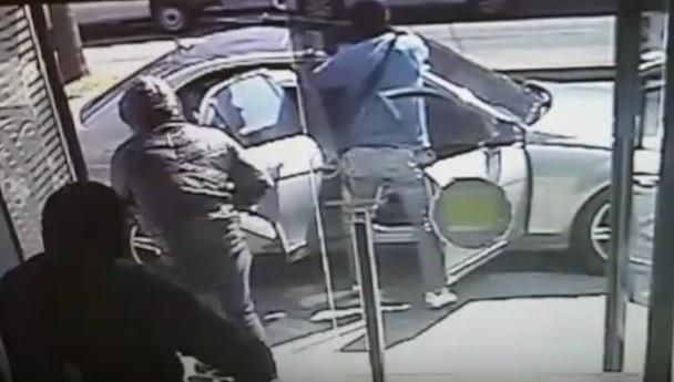 (VIDEO) OVO JE NAJBRŽA PLJAČKA BANKE IKADA: Za 30 sekundi izneli 47.000 ...