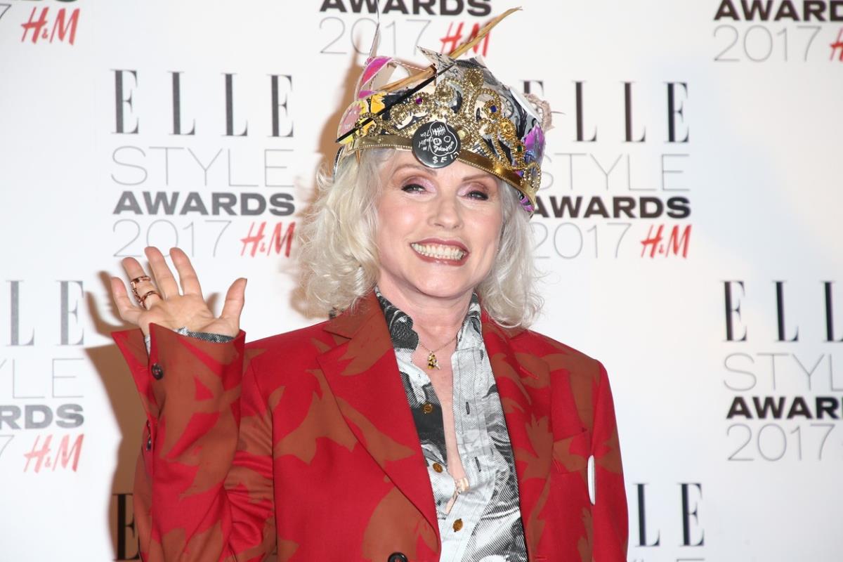 (FOTO) PONOSNA: Ona je proglašena za ikonu stila u 71. godini | Kurir