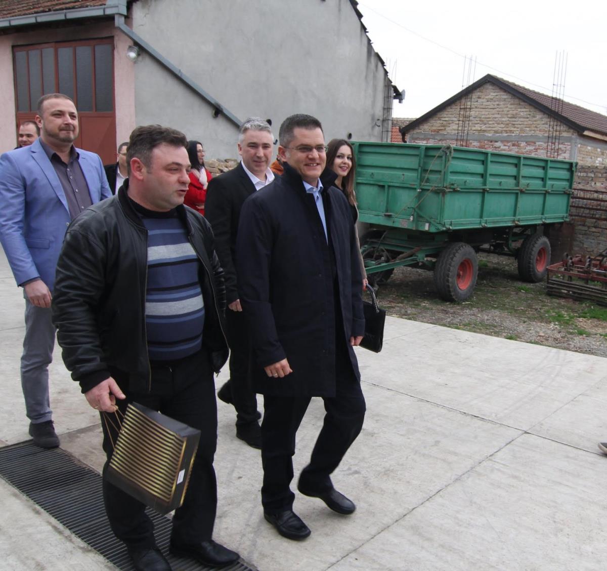 VUK JEREMIĆ U POSETI SREMU: Stati na put usponu kriminala i korupcije ...