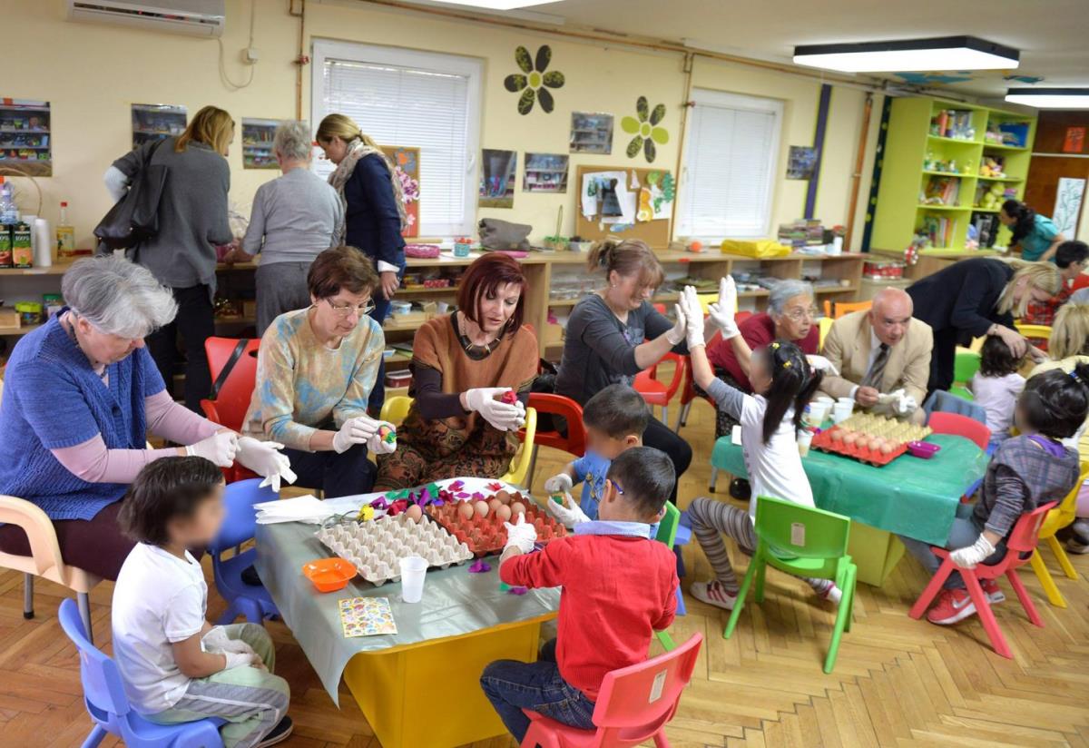 (FOTO) VELIKI PETAK U ZVEČANSKOJ: Penzioneri i deca zajedno FARBALI ...