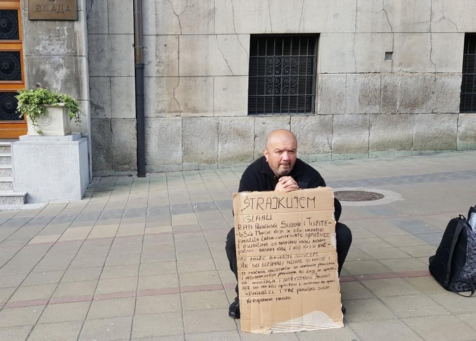 PARAĆINAC ŠTRAJKUJE GLAĐU ISPRED VLADE: Sa sobom je poneo transparent ...