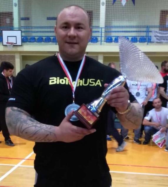 OBORIO REKORD STAR 22 GODINE: Rade Savić podigao 260 kilograma na ...