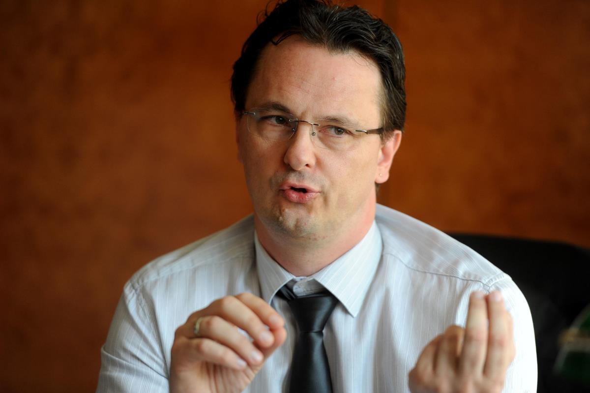 O ČEMU TVITUJE BIVŠI MINISTAR? Verbić piše li piše o palčevima, mokrim ...