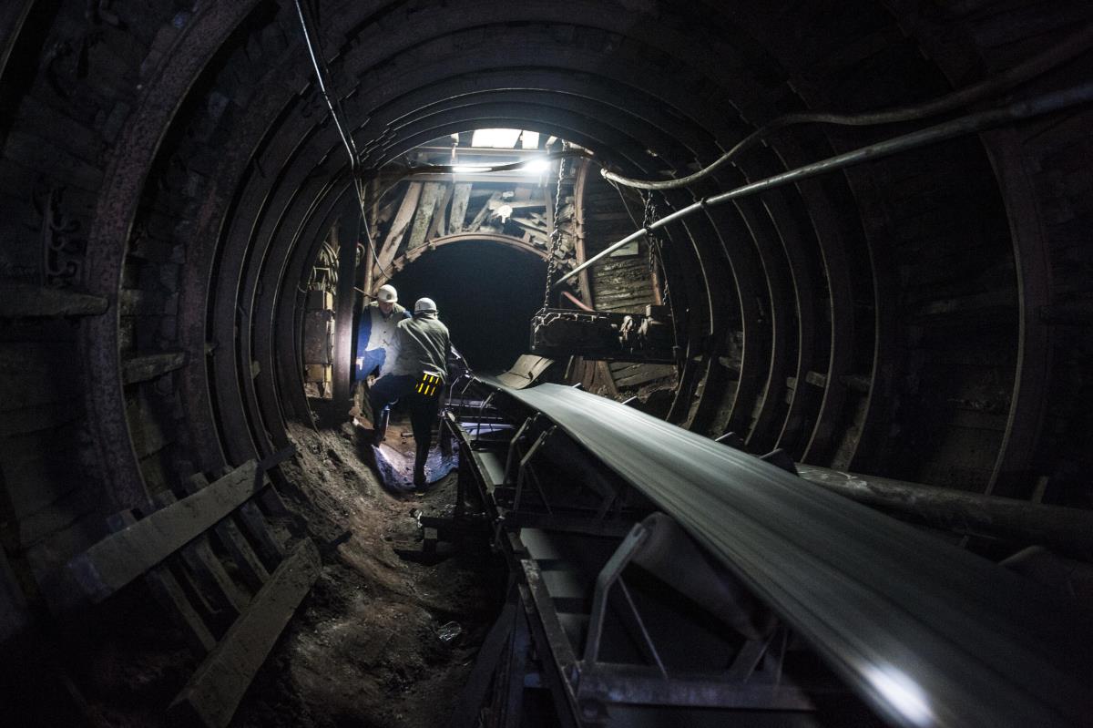 RUDARSKI HLEB SA SEDAM KORA: Samo hrabri smeju u jamu po 400 metara ...