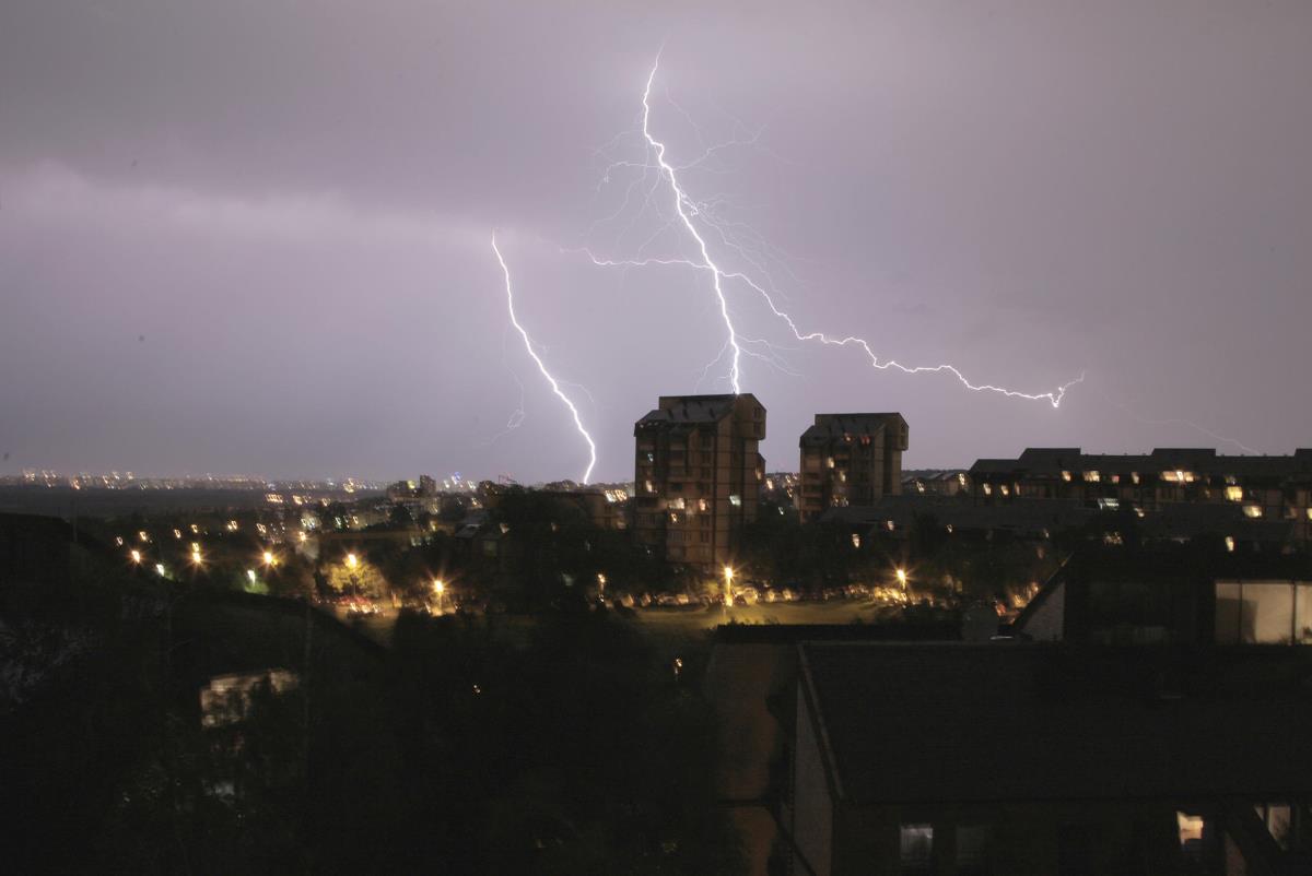 RHMZ UPOZORAVA: Stižu oluje sa gradom i jakim vetrom! Danas do 33 ...