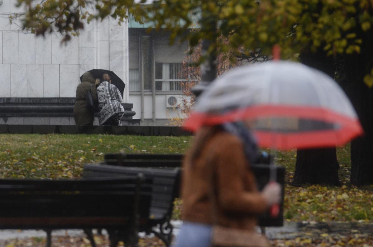 PROBUDILA NAS POZNA JESEN: U Srbiji danas hladno i kišovito, na ...