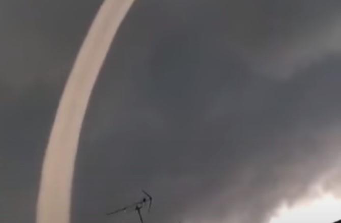 (VIDEO) POJAVA NA NEBU ŠOKIRALA SVET: Misteriozna zmija ostavila sve u čudu! | Kurir