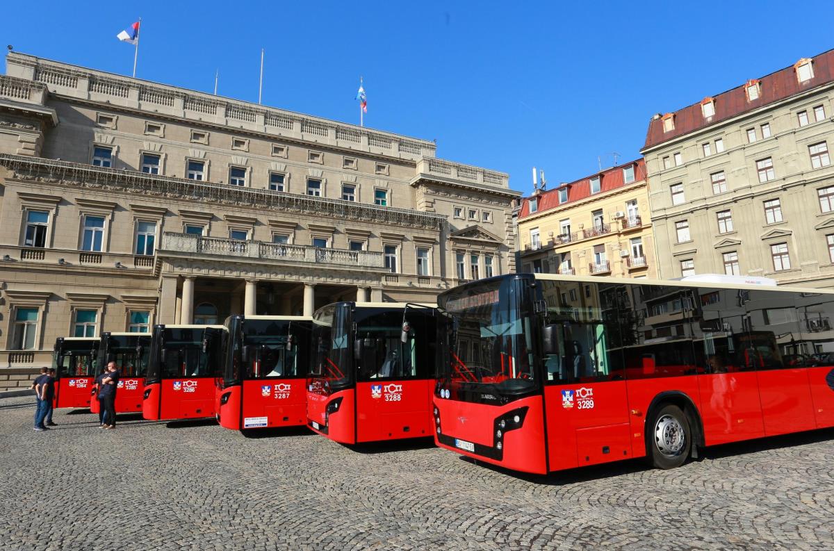 POJAČANJE: 10 novih zglobnih autobusa GSP od danas na ulicama Beograda ...
