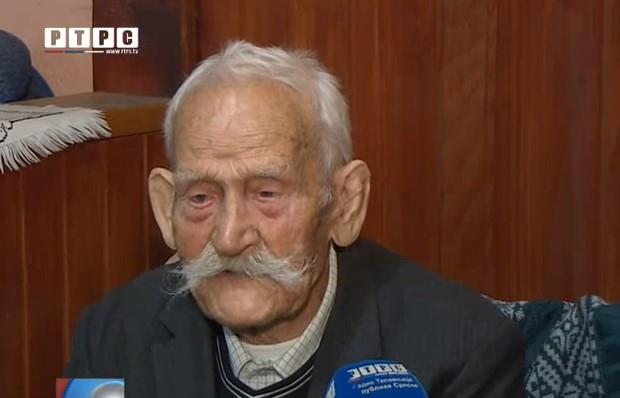 NAJSTARIJI SRBIN NA SVETU PROSLAVIO 108. ROĐENDAN: Dragoljub i unuku ...