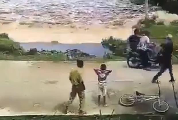 (VIDEO) CUNAMI NADIRE! Za nekoliko sekundi moćni talas prekrio čitavu ...