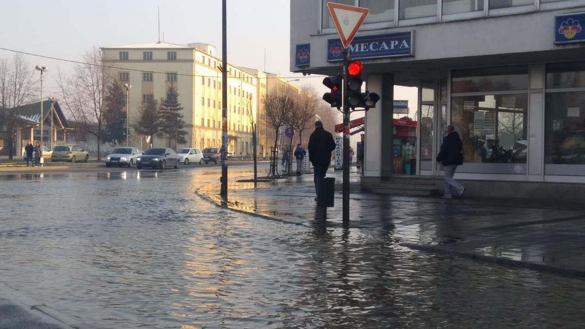 (FOTO) JEZERO NASRED LESKOVCA: Pukla cev, poplava u centru grada | Kurir