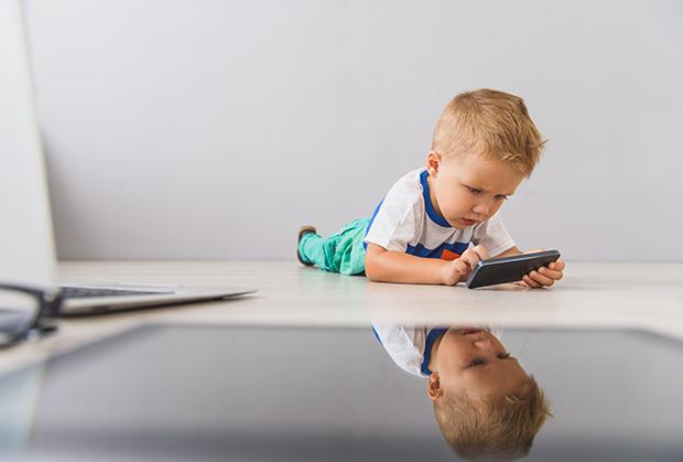 NE DAJTE DECI PRE TREĆE GODINE: Mobilni telefon nije bebisiter | Kurir