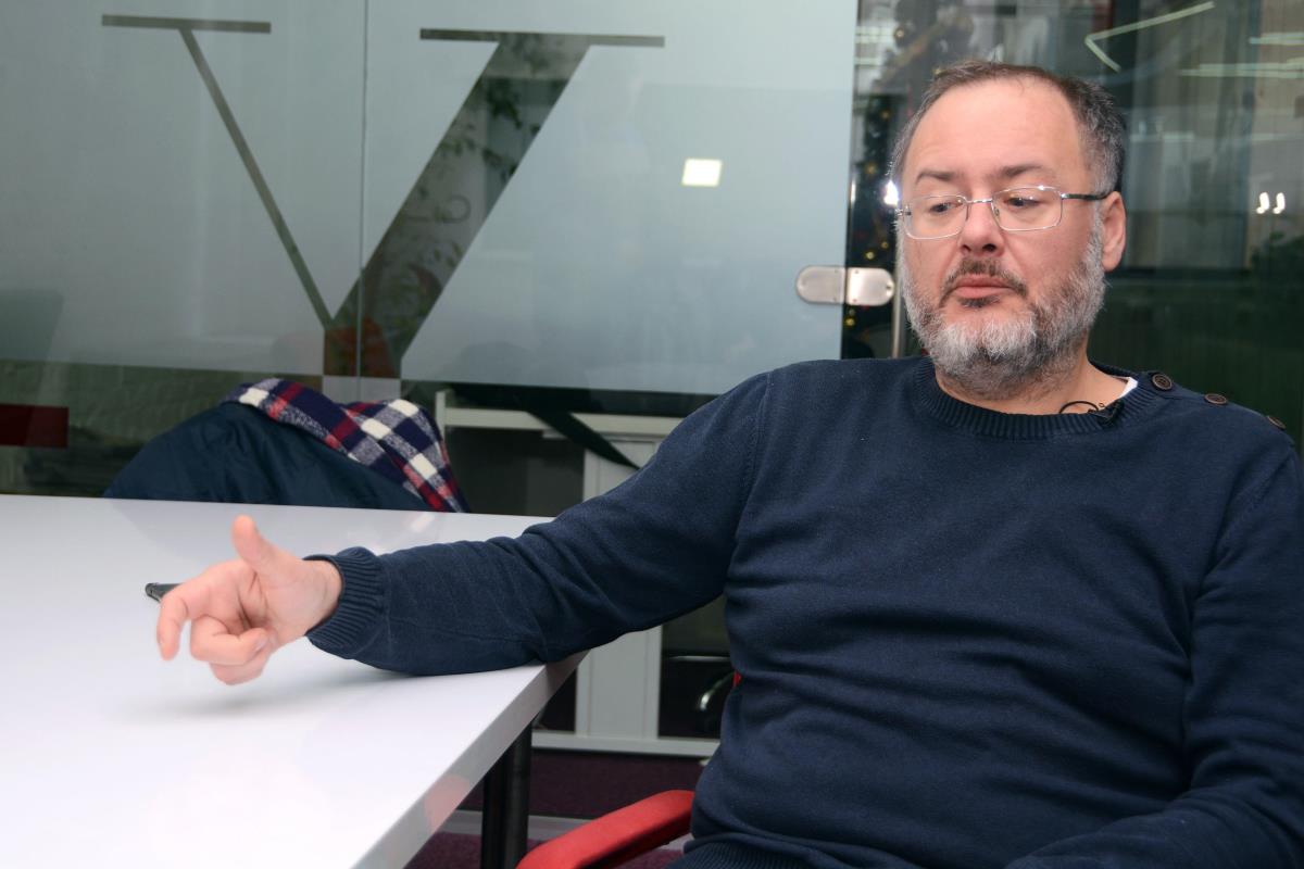 ŽIVEO SAM U HRANITELJSKOJ PORODICI SA ACOM, DEČAKOM KOJI JE ROM! TUKLI ...