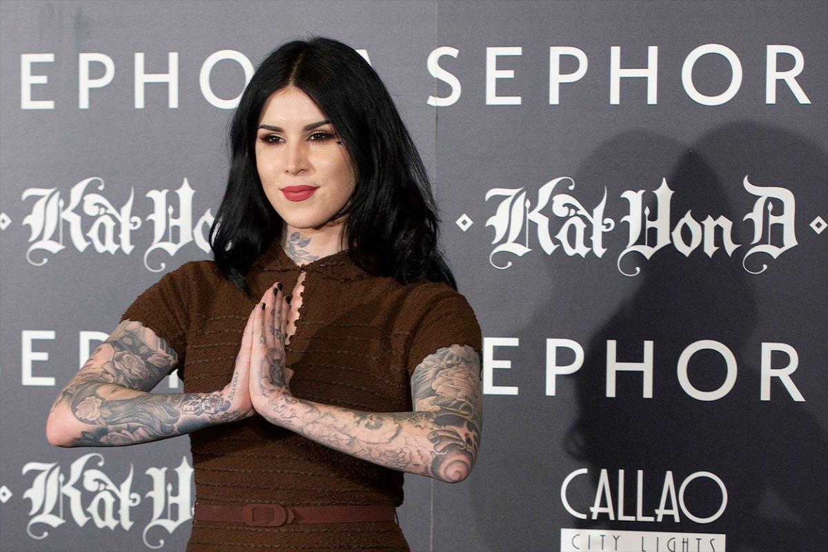 KRALJICA TETOVAŽA STALA NA LUDI KAMEN: Ket Von Di obradovala fanove ...