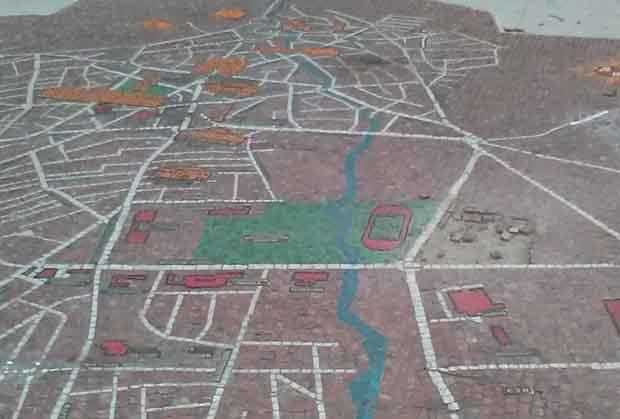 TEŠKO OŠTEĆENA MAPA GRADA VRANJA: Mozaik na meti huligana | Kurir