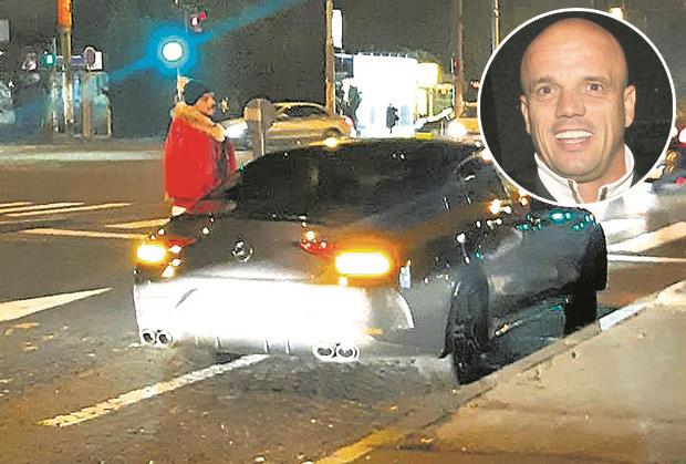 SVAĐA S KOMUNALCIMA: Boban Rajović parkirao auto nasred ulice i ...