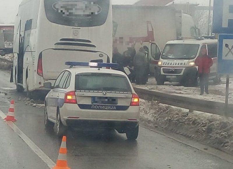 KARAMBOL U SELU PROSEK KOD NIŠA: Sudarili se autobus, šleper i automobil (FOTO) | Kurir