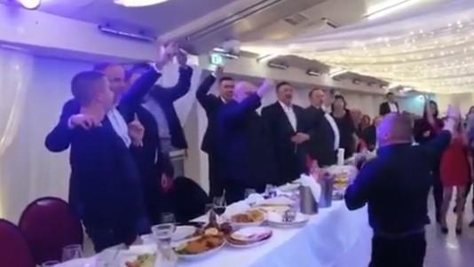 ĐANI PODIGAO KAFANU NA NOGE: Kad je zapevao o KOSOVU ganuo goste pravo ...